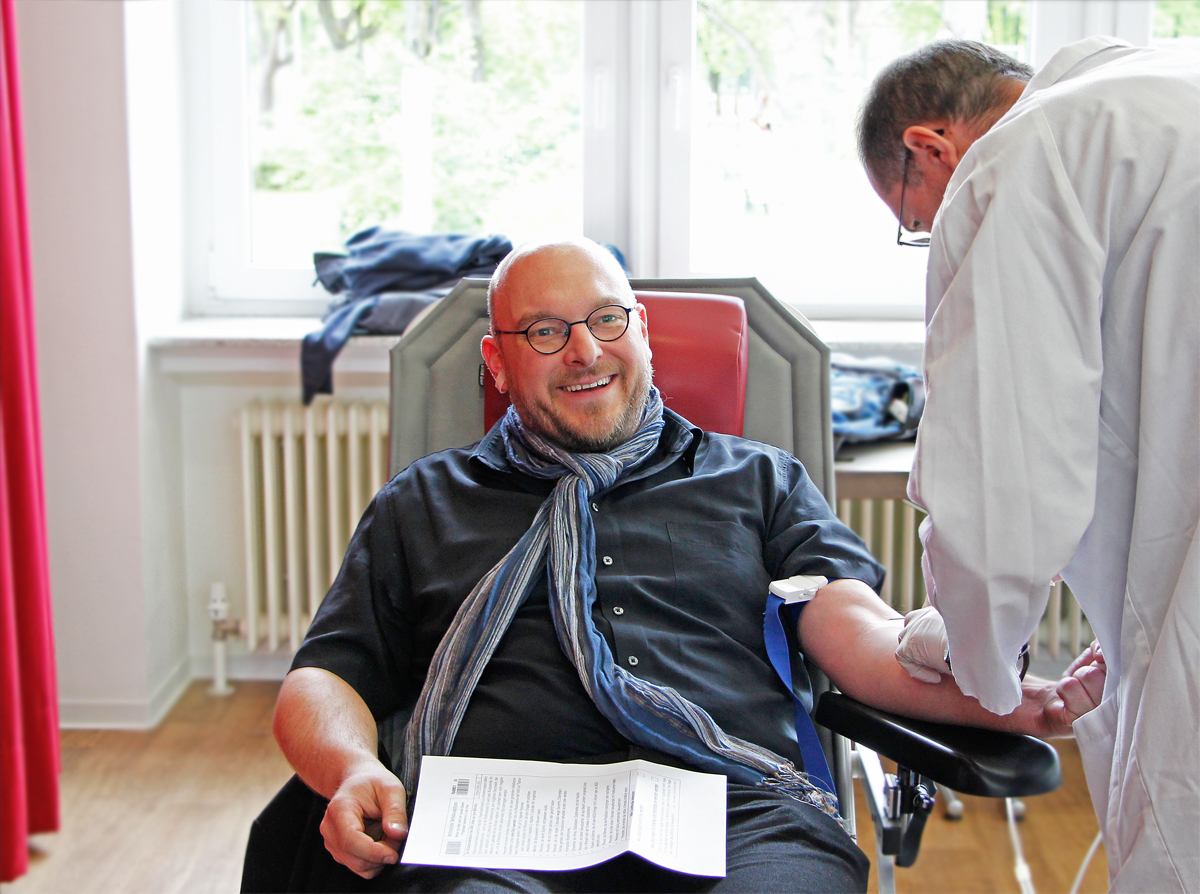 Bayreuther spenden Blut - Pfarrer Hannes Schott bei der Blutspende – BRK Bayreuth